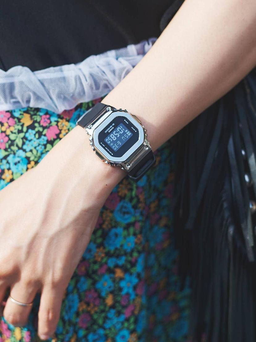 ひとまわり小さくなった〈G-SHOCK〉が私にフィット。GINZAガールズの夏服スナップ。 | 【GINZA】東京発信の最新ファッション＆カルチャー情報