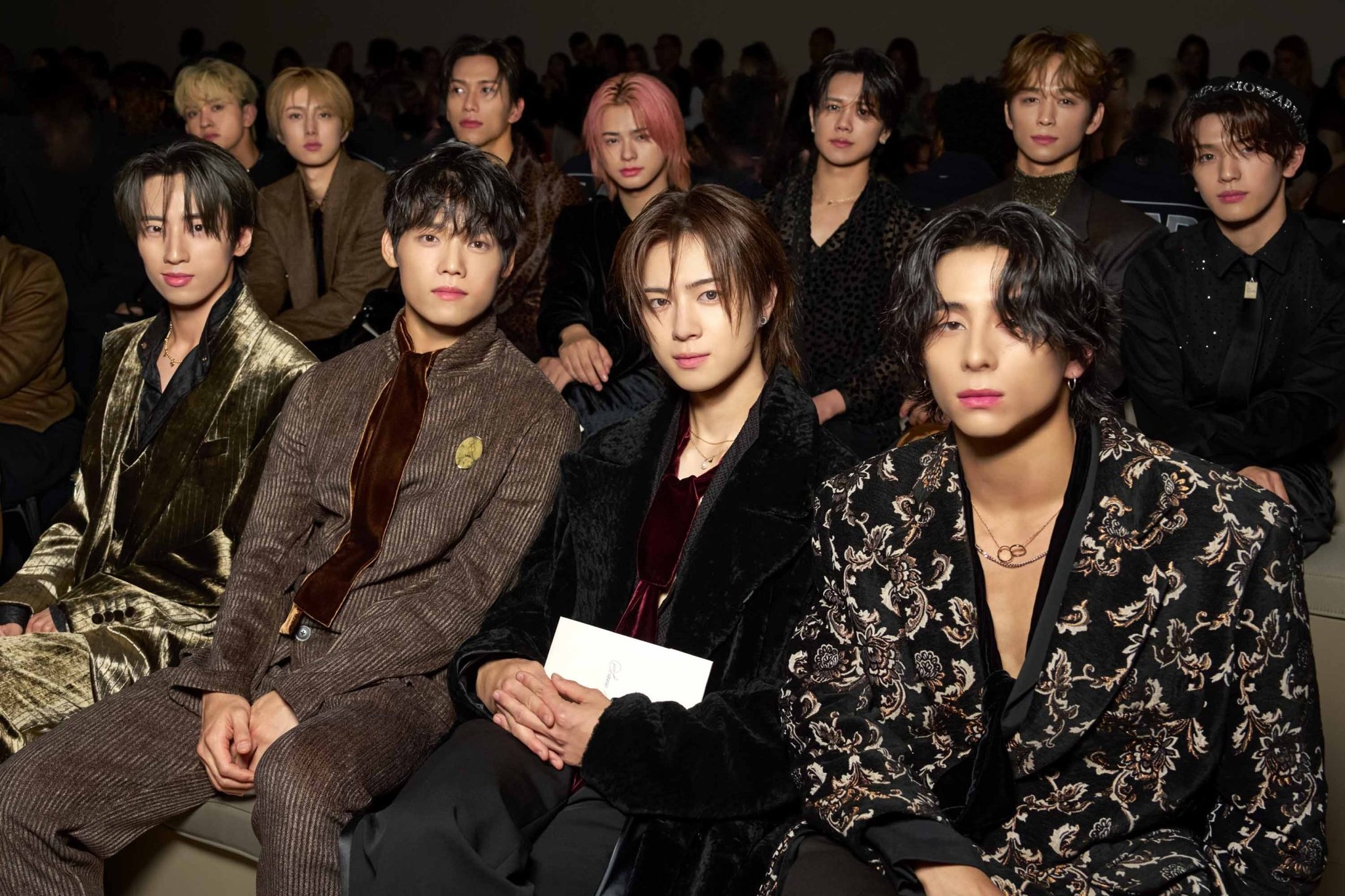 〈エンポリオ アルマーニ〉2026年春夏ショーに「INI」の11人が来場！ | 【GINZA】東京発信の最新ファッション＆カルチャー情報